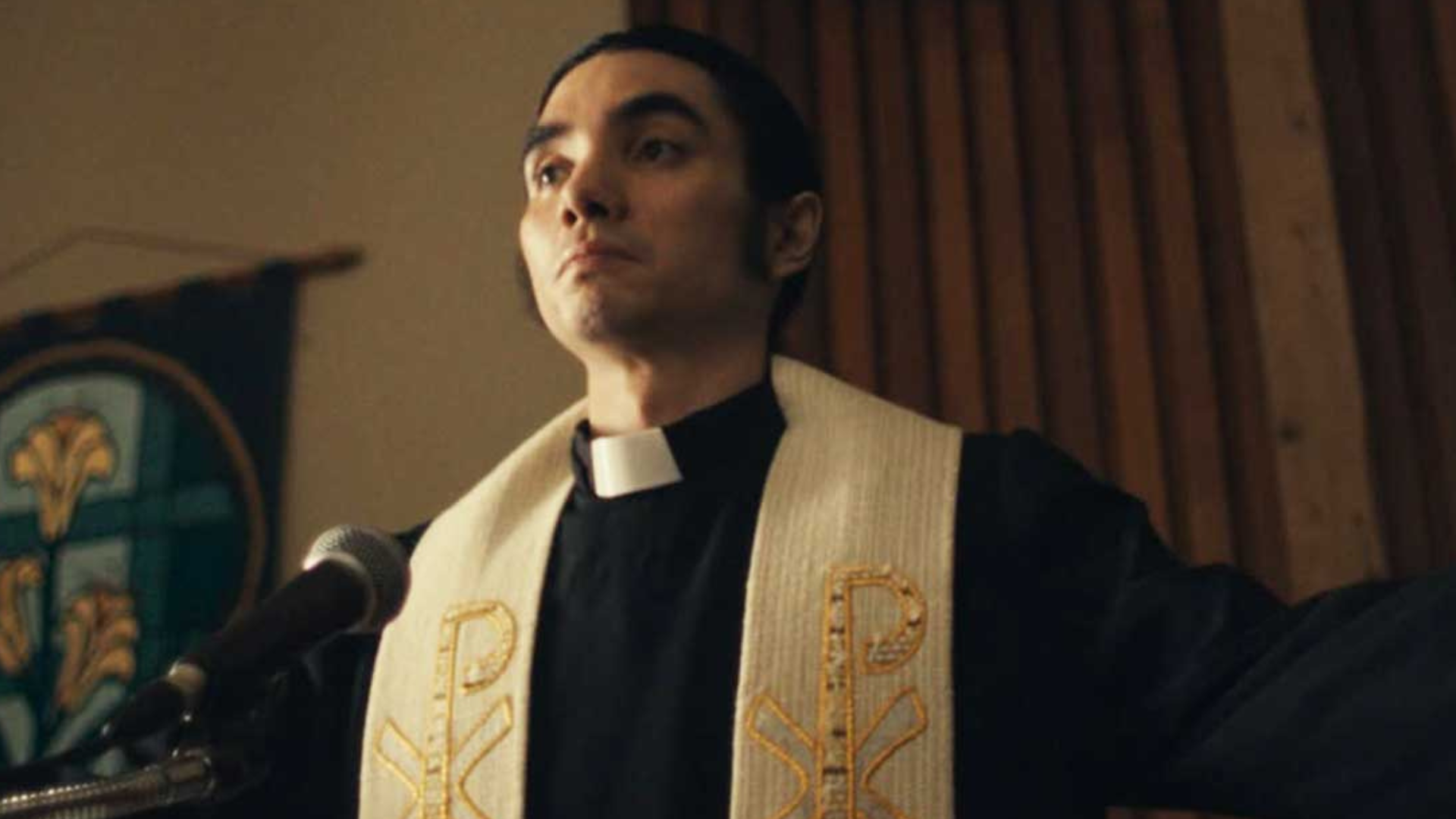 'The Monkey' Actor Nicco Del Rio Talks Playing The Film's Hilarious Priest